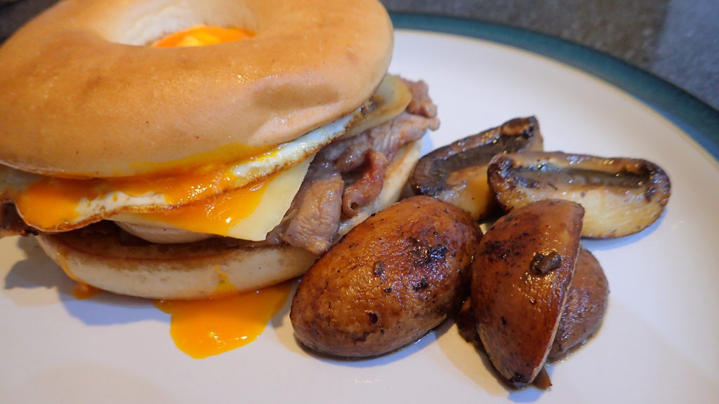 Bagel with tender beef slices - Just Julie